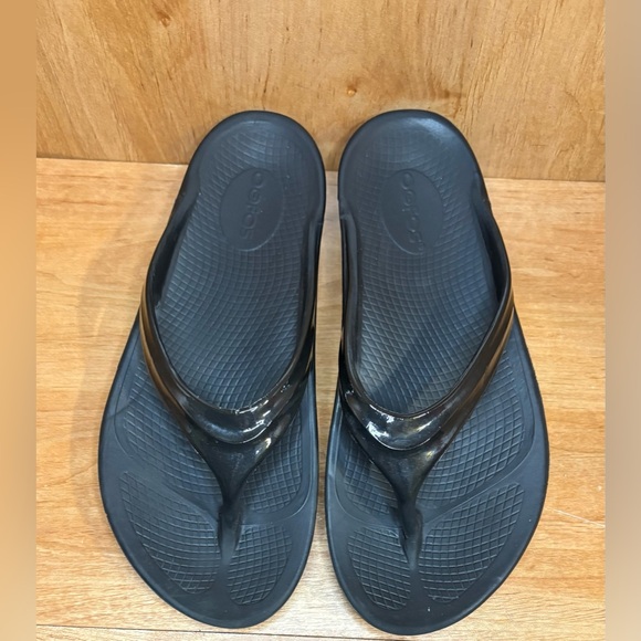 OOFOS | Shoes | Oofos Ooriginal Oolala Women Size 9 Black Flip Flop ...